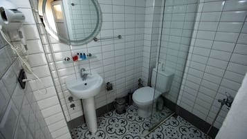 Quarto casal conforto, sacada, vista para a cidade | Banheiro | Chuveiro, secador de cabelo, toalhas de banho, sabonete