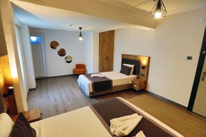 Quarto com cama, cadeira, guarda-roupa e espelho.