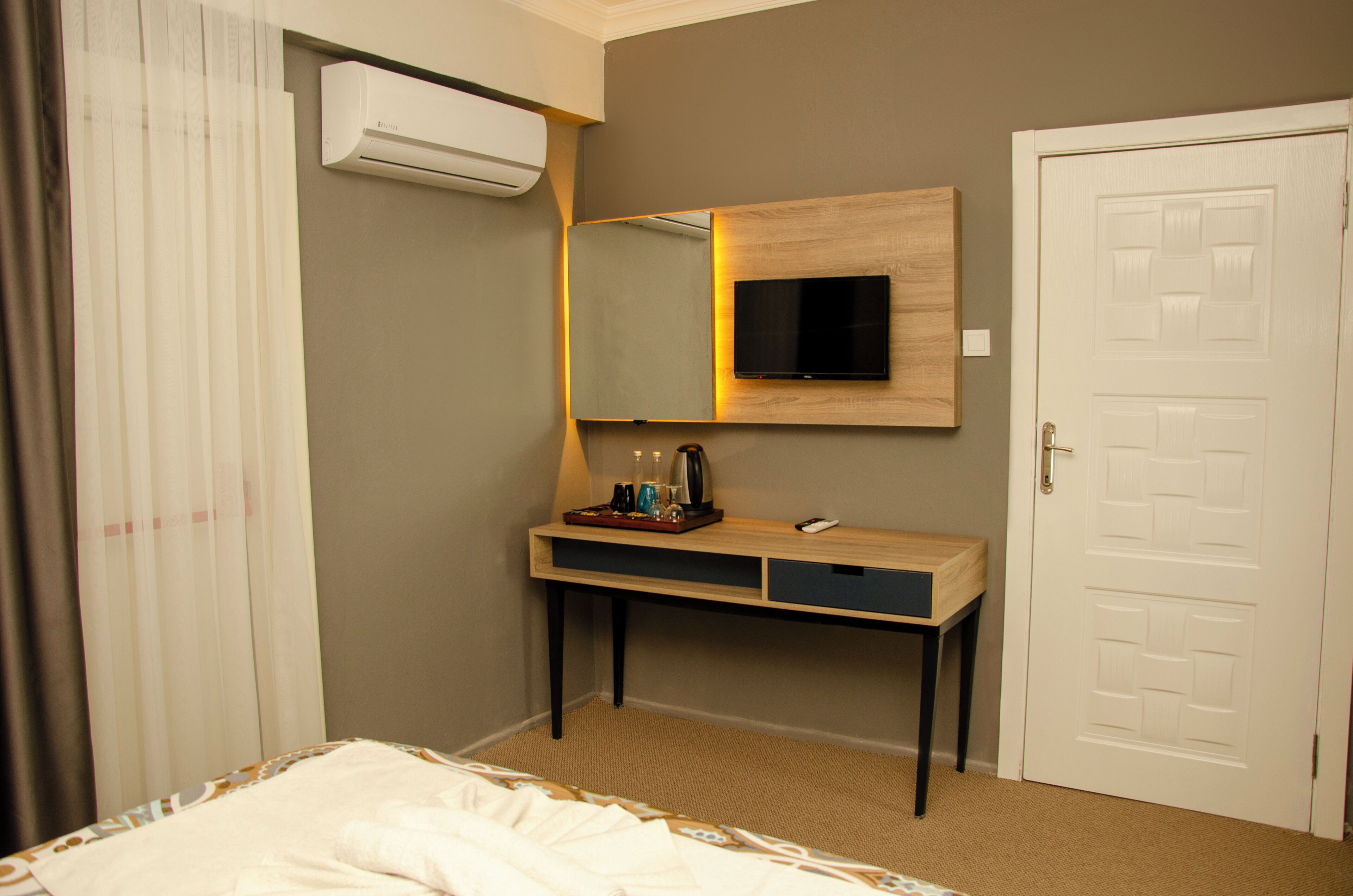 Escrivaninha, espaço de trabalho para notebook, Wi-Fi de cortesia