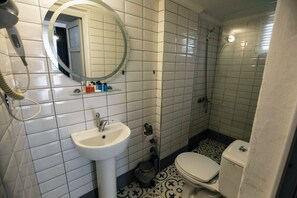 Quarto Twin Standard, vista para o jardim | Casa de banho | Um polibã, um secador de cabelo, toalhas fornecidas, sabão 