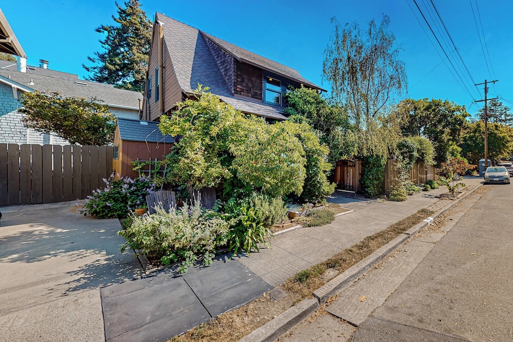 3br Craftsman House W/ Patio, Workspace & Wd - Oakland, CA