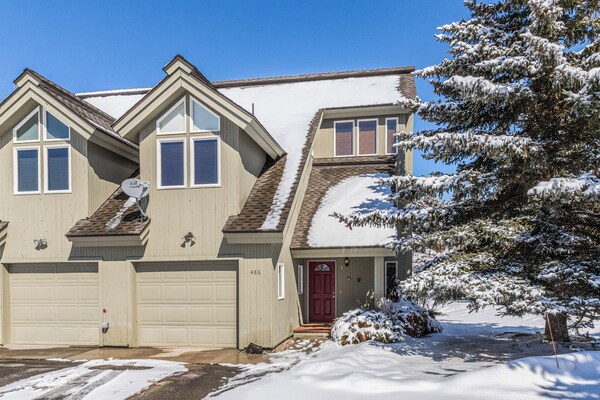 3br Townhome W/ Mountain View & Balcony - Lake Solitude, WY