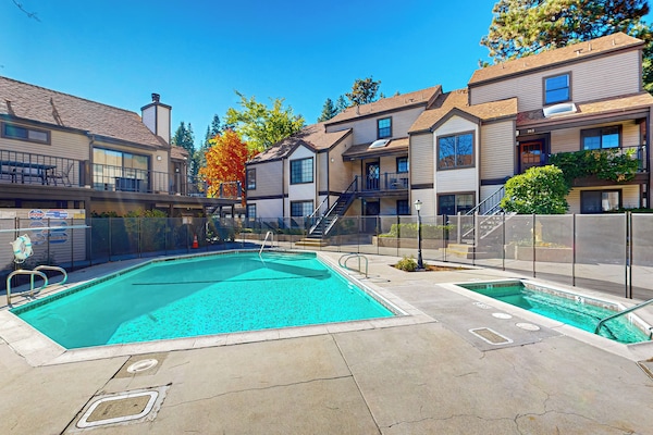 Lake Arrowhead Views! Condo W/ Shared Pool & Spa - Lake Arrowhead, Cedar Glen