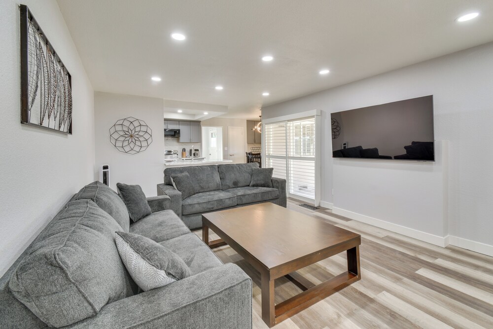 2 Mi To Uc Merced: Modern Home W/ Private Yard - Merced, CA