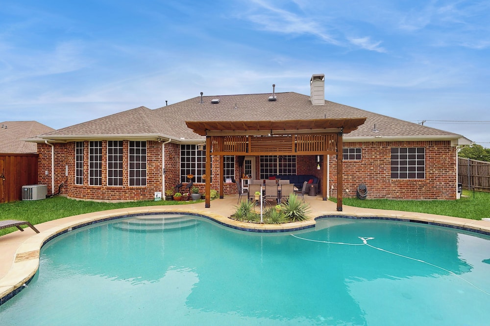 3br Home W/ Private Pool, Large Yard, Wet Bar & Tv - Dallas, TX