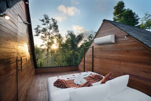 Villa Deluxe, vista para a piscina | Roupa de alta qualidade, minibar, cofre no quarto, secretária 