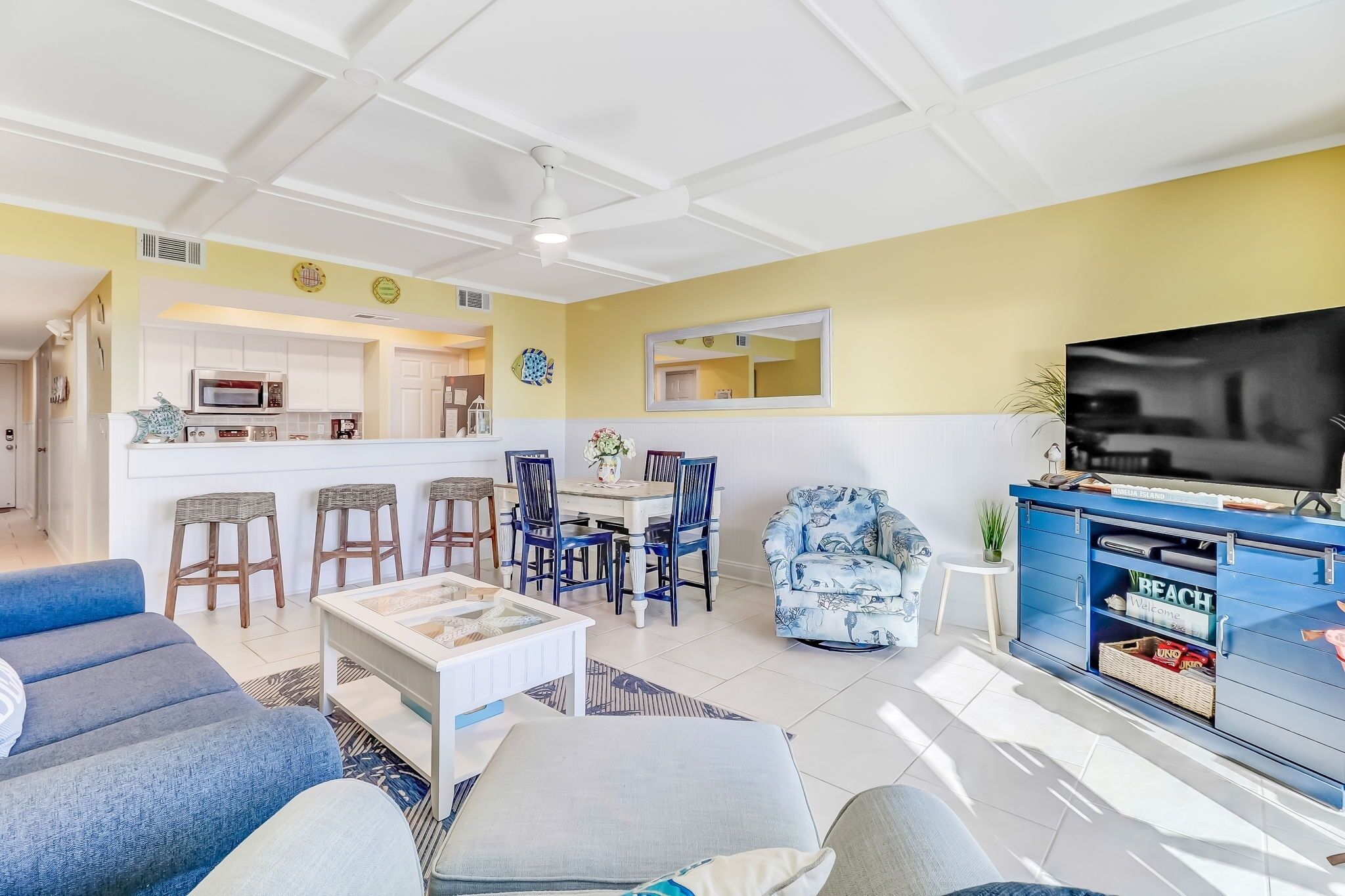 Apartamento em Condomínio Fechado, 2 quartos | Sala de estar | Smart TV 