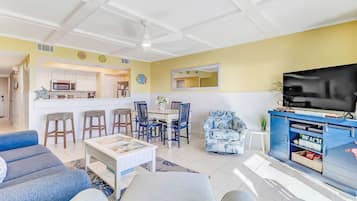 Apartamento em Condomínio Fechado, 2 quartos | Sala de estar | Smart TV