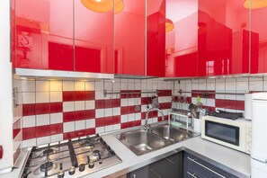 Apartamento | Cozinha privada | Um micro-ondas, uma máquina de lavar louça 