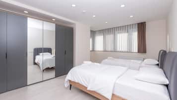 Apartamento Deluxe, 2 quartos, 2 casas de banho, no rés do chão | Secretária, secretária adequada para computadores portáteis