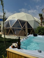 Bungalow Deluxe, vista para o mar | Banheira de hidromassagem exterior