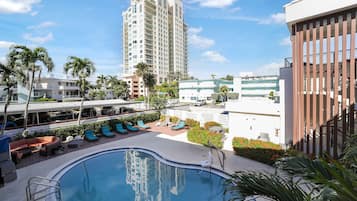 2 piscinas exteriores, da(s) 8:00 à(s) 19:00, guarda-sóis