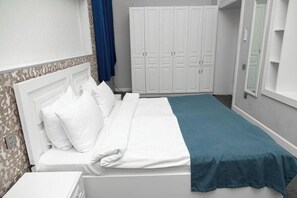 Quarto Triplo Clássico, Vista para a cidade | Cofre no quarto, quartos insonorizados, Wi-fi grátis 
