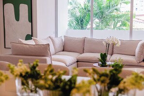 Apartamento, 5 quartos, sacada, vista para a cidade | Área de estar