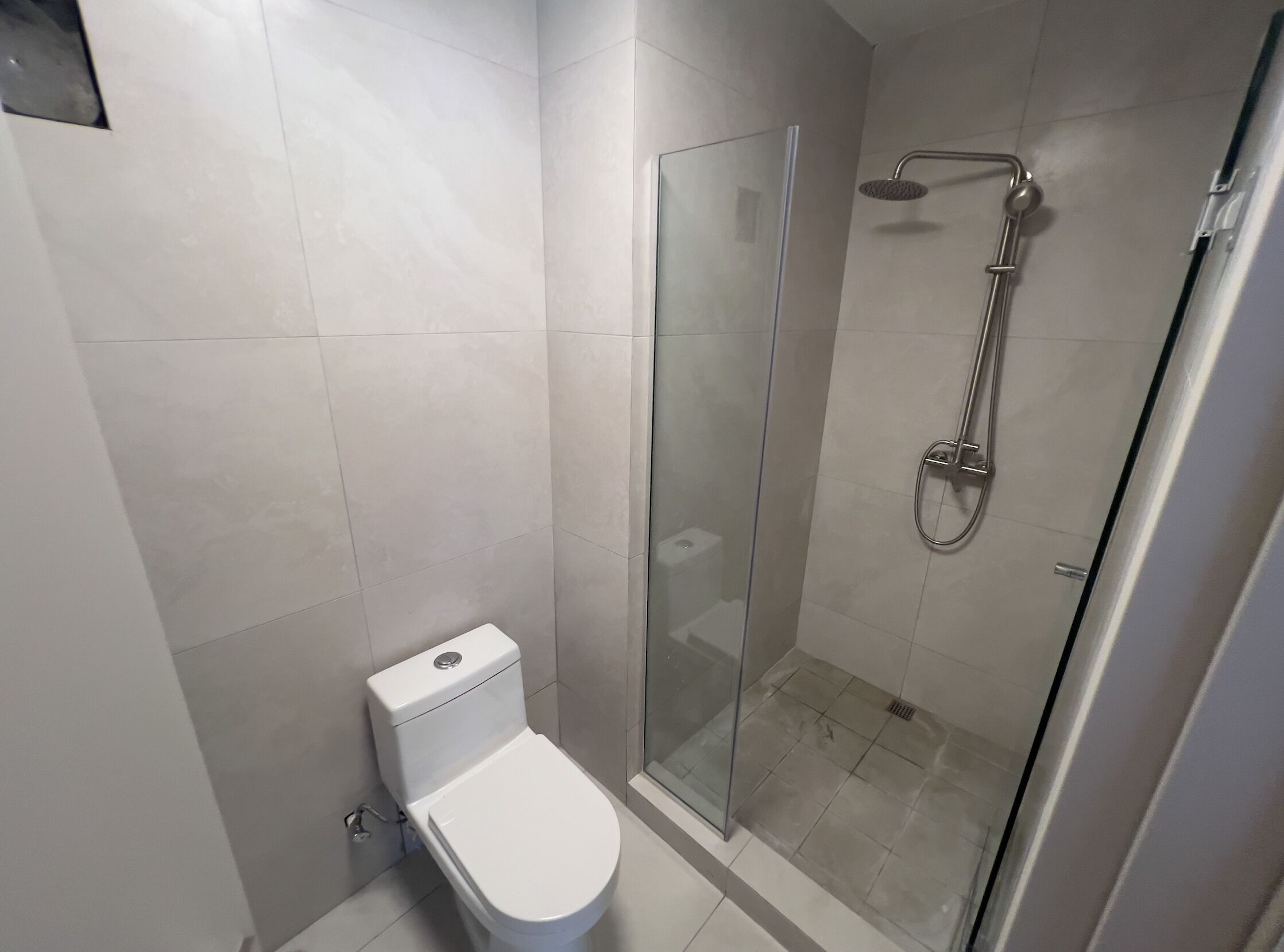 Chuveiro, secador de cabelo, toalhas de banho, sabonete