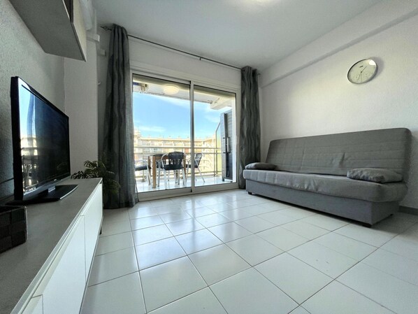 Cozy apartment in central Salou near beach for 4 with terrace, AC, and ...