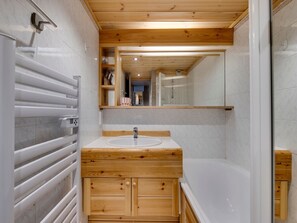 Renovated ski-in ski-out duplex with balcony for 6 people in Val-d ...