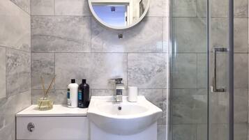 Apartamento Premium, casa de banho anexa, Vista para a cidade | Casa de banho | Um polibã, um secador de cabelo, toalhas fornecidas, sabão