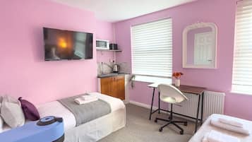 Apartamento Premium, casa de banho anexa, Vista para a cidade | Secretária, secretária adequada para computadores portáteis