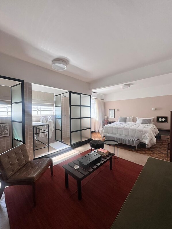 Quarto Clássico | Cofre no quarto, cortinas/cortinados opacos, ferro/tábua de engomar