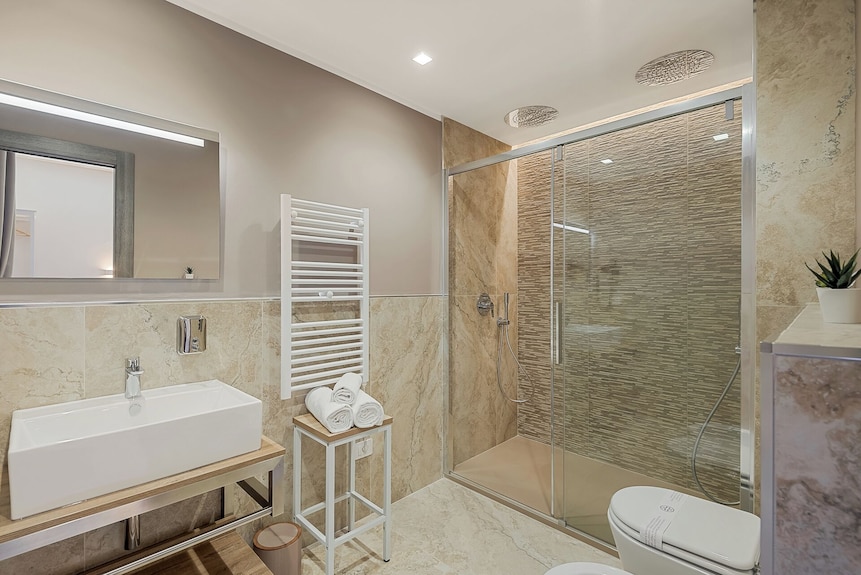 Toc Toc-room 85-double Shower.650m From The Central Station,900m From The Center - La Spezia