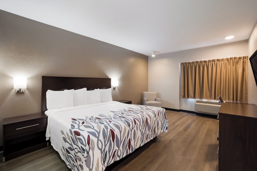 Modern King Bed Room Perfect For Couples Visiting Tucson Attractions - Tucson