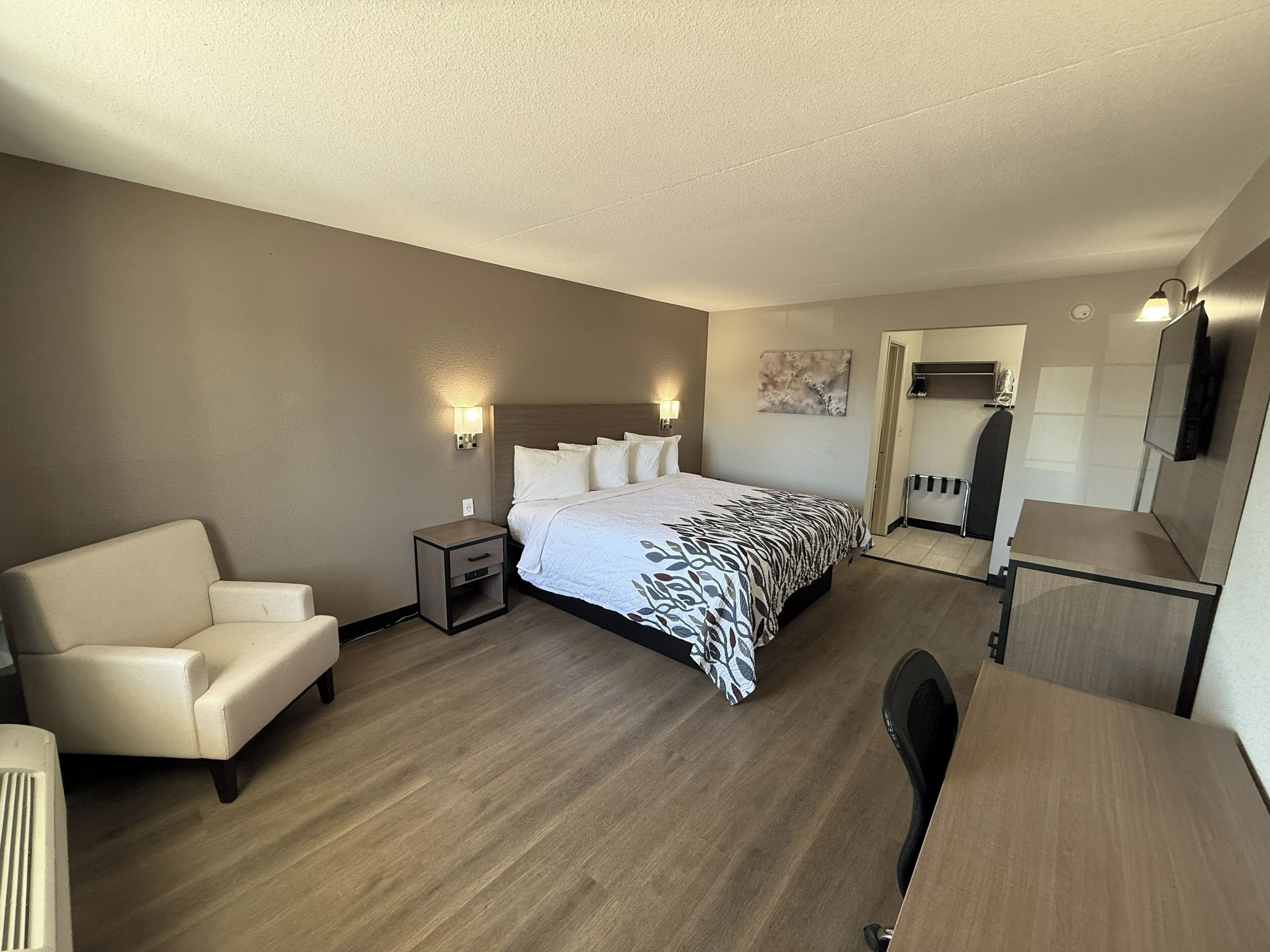 Deluxe Queen Suite  Affordable Comfort In A Convenient Location - Tucson, AZ