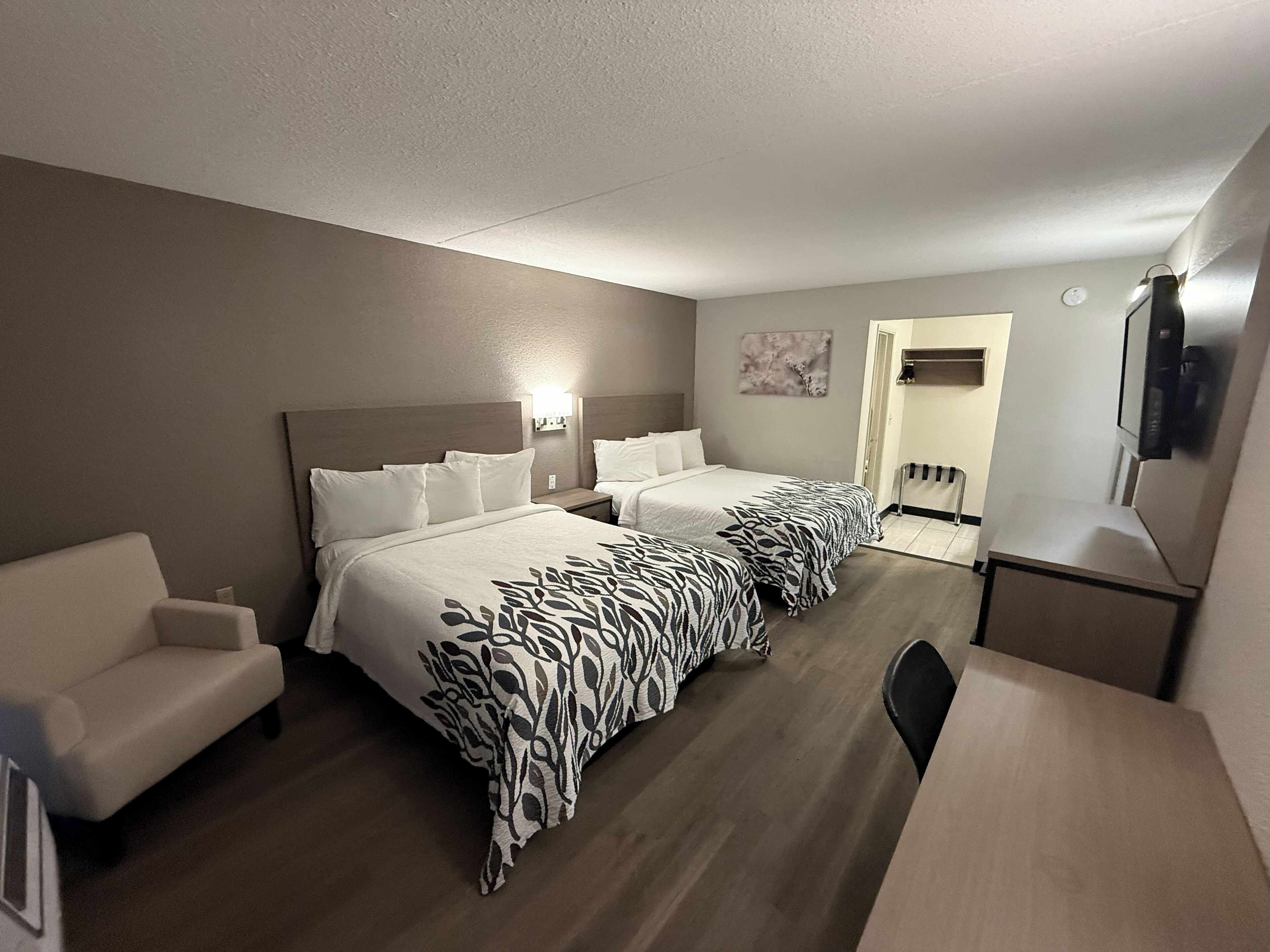 Two Queen Duospacious, Comfortable & Great For Multi-room Travel - Tucson, AZ