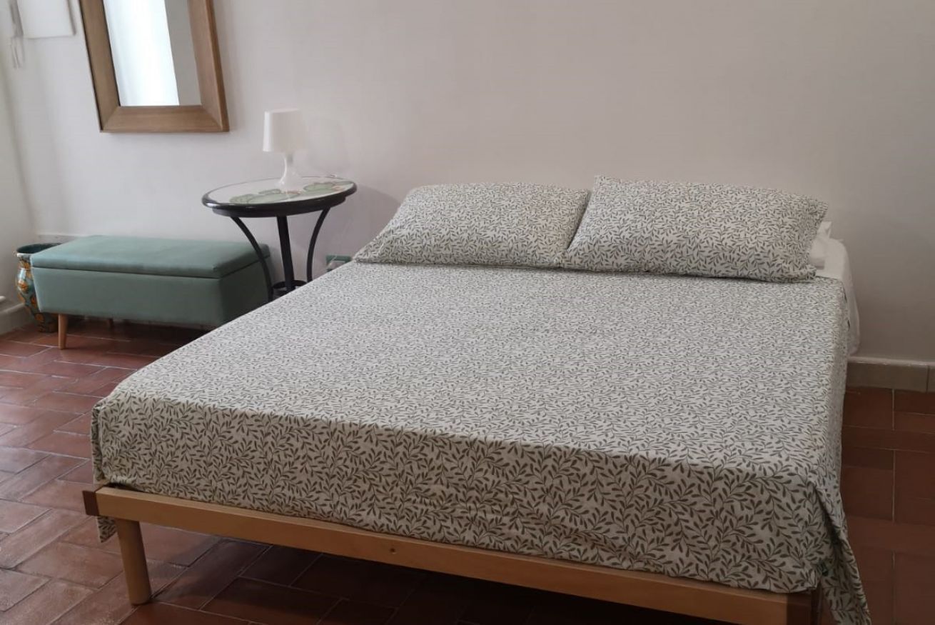 Salvia Is An Independent Loft Located On The Ground Floor, Featuring A Small Private Courtyard Furnished With Chairs And A Table. The Space Consists Of An Open-plan Area With A Sofa Bed And Equipped Kitchen, As Well As A Spacious Bathroom With A Shower. - Santo Stefano di Camastra