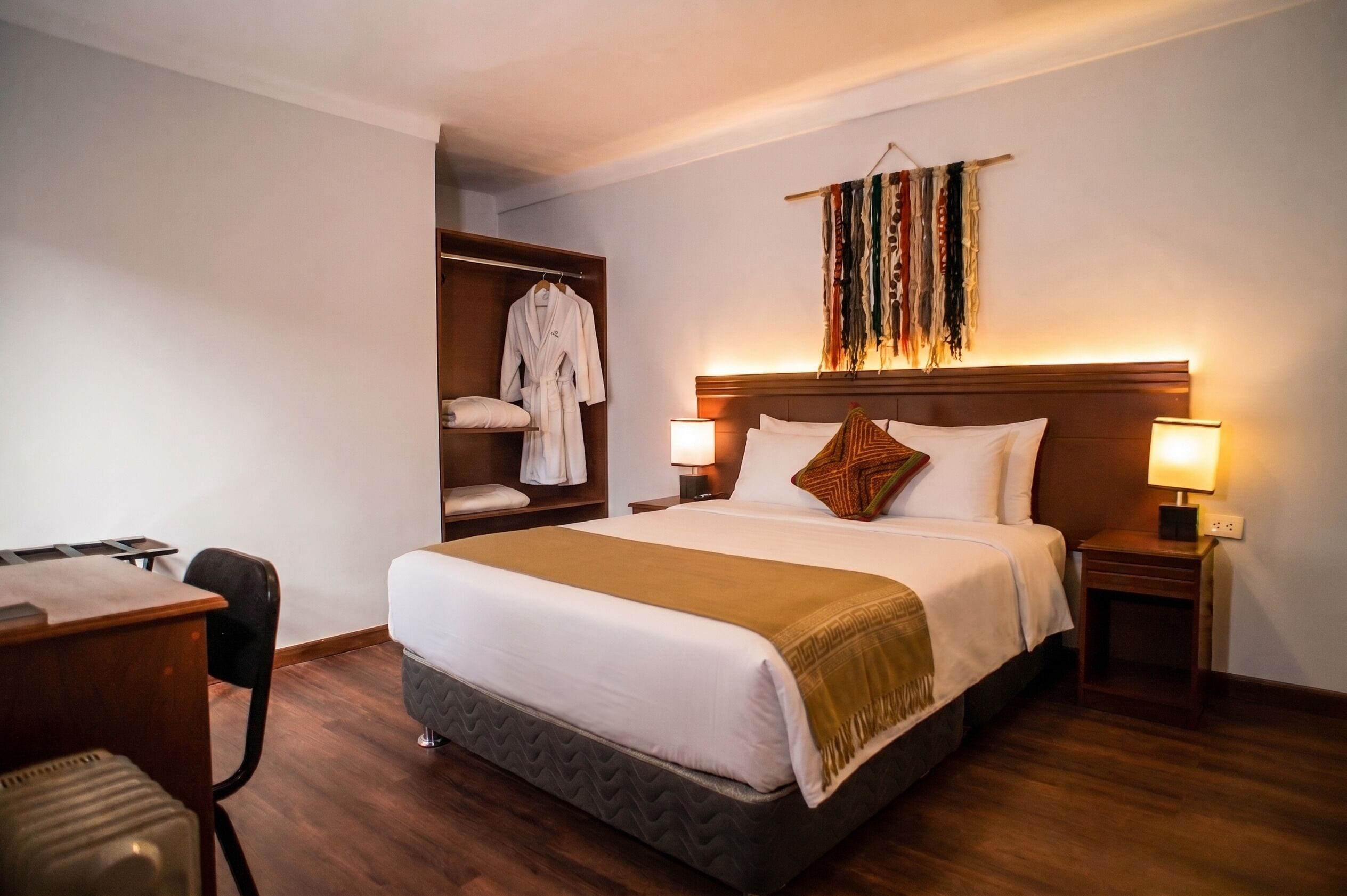 Quarto casal básico | Cofres nos quartos, escrivaninha, Wi-Fi de cortesia