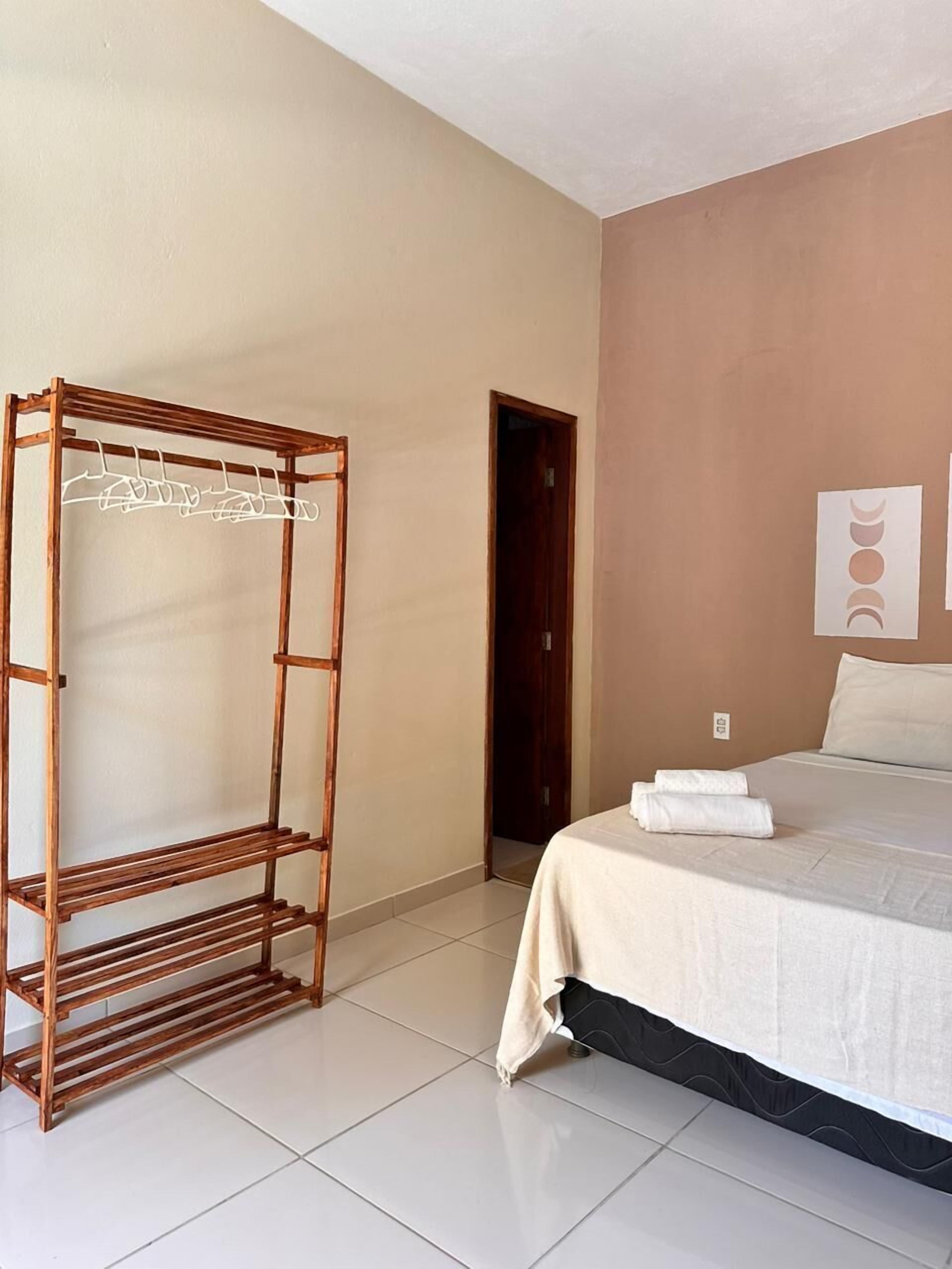 Quarto Quádruplo Clássico, aceitam-se animais de estimação, vista para o jardim | Cortinas/cortinados opacos, ferro/tábua de engomar, Wi-fi grátis 