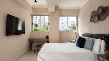 Apartamento superluxo, vista para a cidade | Cortinas blackout, ferros/tábuas de passar roupa, Wi-Fi de cortesia