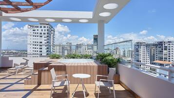 Apartamento superluxo, vista para a cidade | Hidromassagem externa