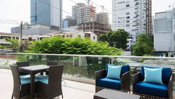 Apartamento superluxo, vista para a cidade | Opções para refeição ao ar livre