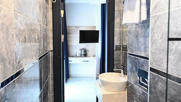 Quarto luxo, 1 cama de casal, vista para a cidade | Escrivaninha, espaço de trabalho para notebook, Wi-Fi de cortesia