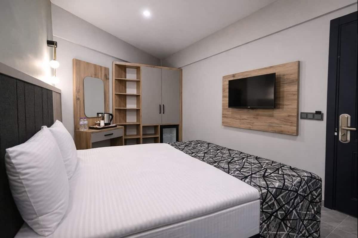 Quarto Duplo Económico, 1 cama de casal, sem janelas | Secretária, secretária adequada para computadores portáteis