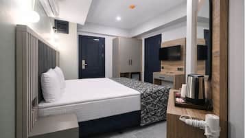 Quarto Duplo Económico, 1 cama de casal, sem janelas | Secretária, secretária adequada para computadores portáteis