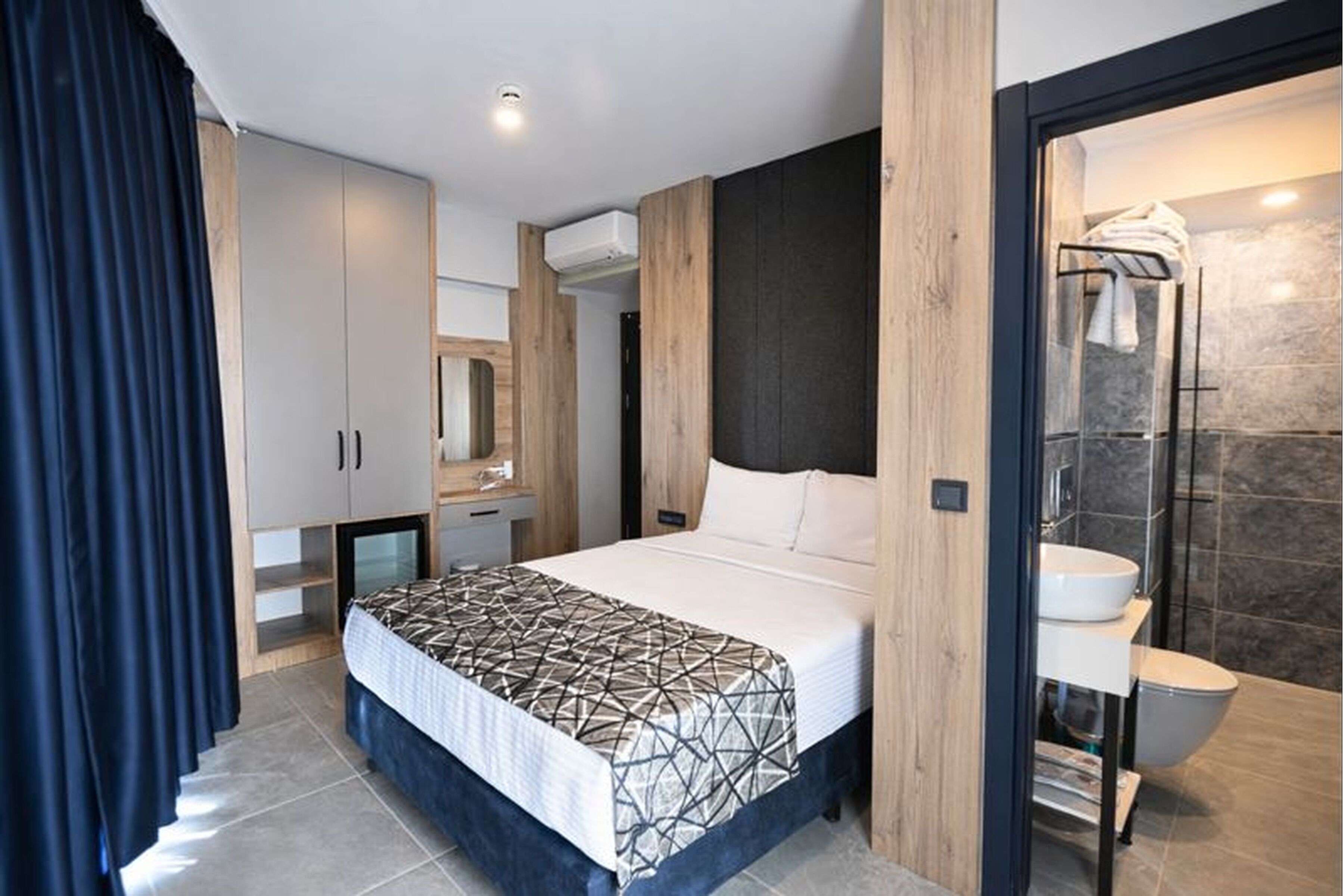 Quarto Standard, 1 cama de casal, ar condicionado, Vista para a cidade | Secretária, secretária adequada para computadores portáteis 