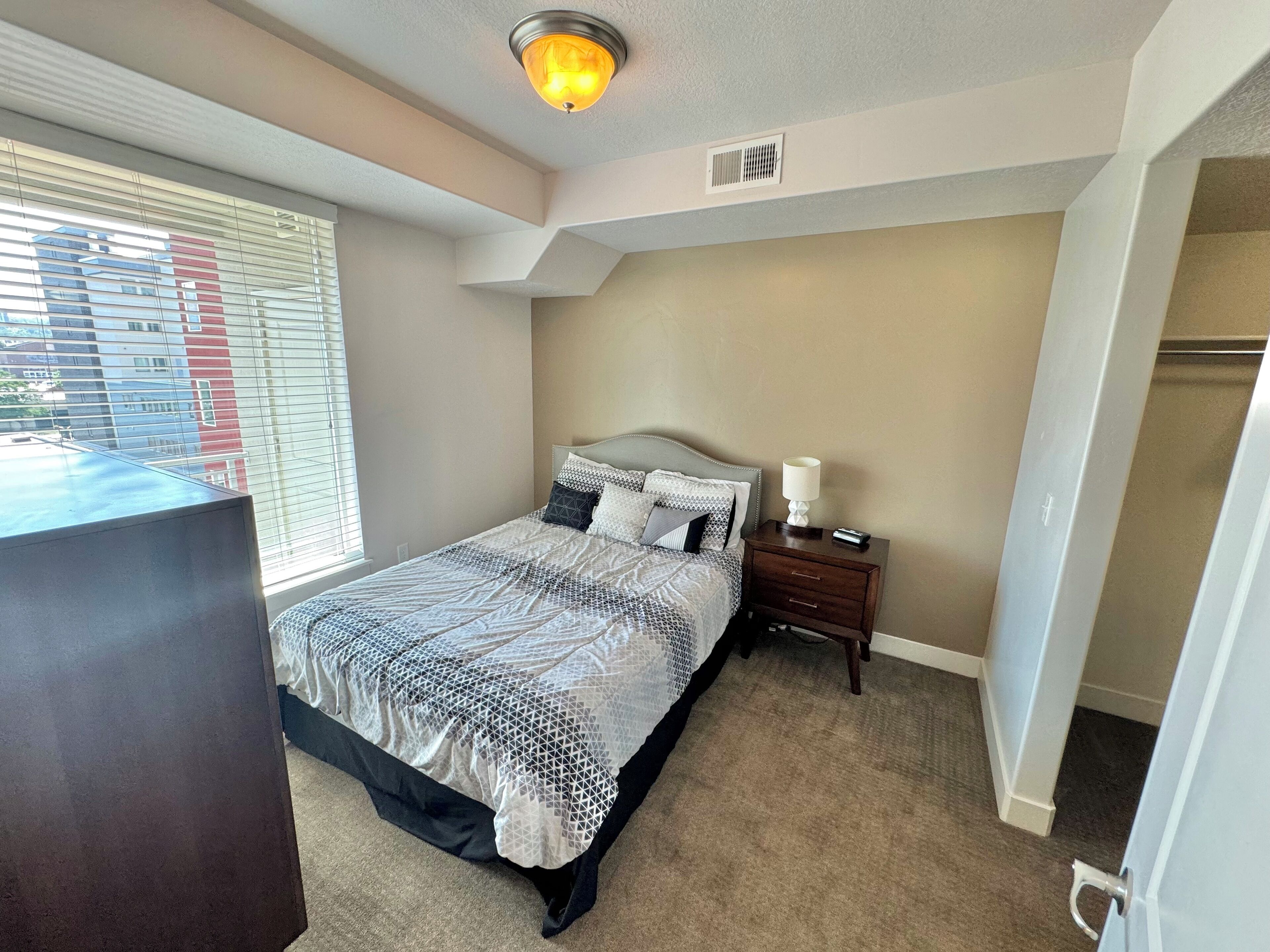 Apartamento Deluxe, 1 cama king-size e sofá-cama, vista para a montanha | Cortinas/cortinados opacos, ferro/tábua de engomar, Wi-fi grátis 