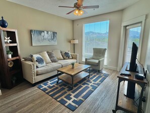 Apartamento Deluxe, 1 cama king-size e sofá-cama, vista para a montanha | Sala de estar