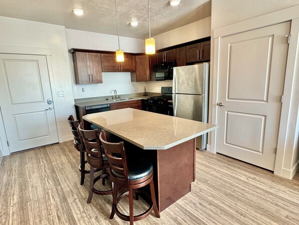 Apartamento Deluxe, 1 cama king-size e sofá-cama, vista para a montanha | Cozinha privada