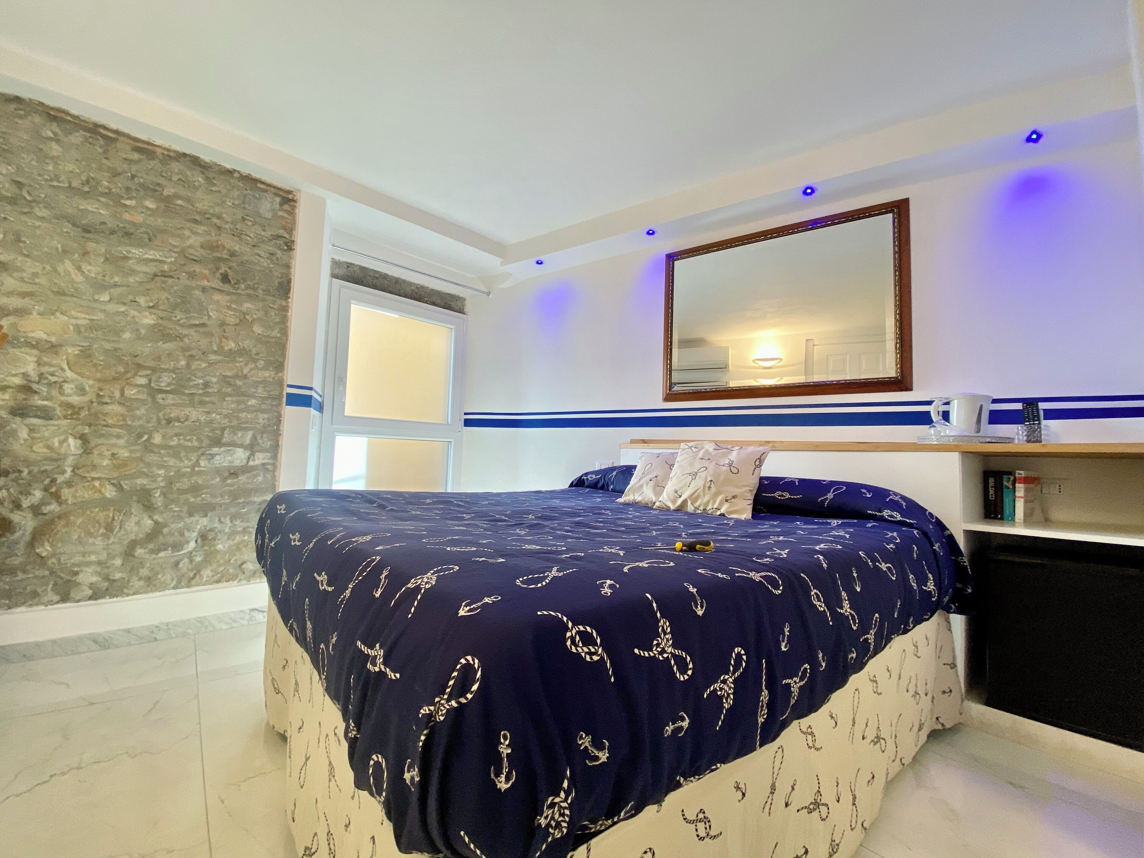 Quarto Duplo Standard, 1 cama queen-size, não fumadores, ar condicionado | Cofre no quarto, secretária 