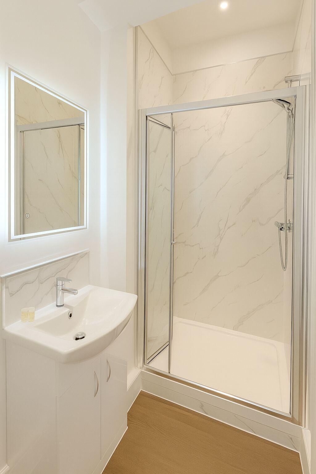 Uma combinação polibã/banheira, artigos de higiene pessoal grátis 