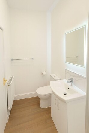 Chuveiro/banheira combinados, produtos de toalete grátis