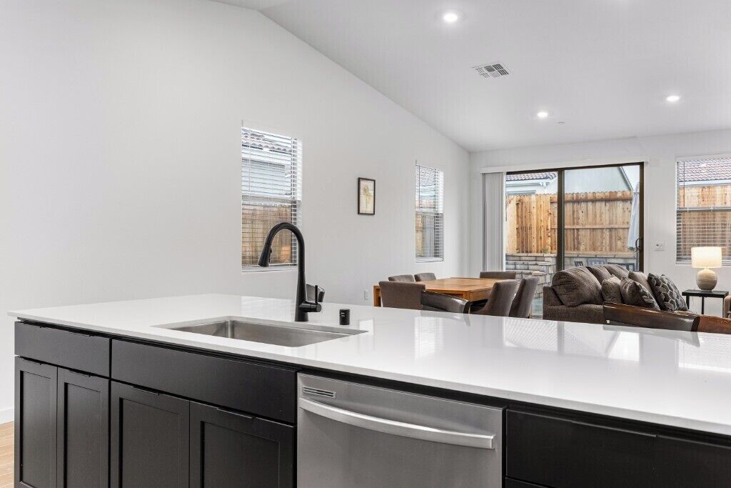 Stylish Modern Retreat Near Downtown Bakersfield! - Bakersfield, CA