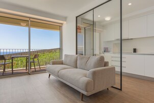 Apartamento Deluxe, vista para o mar | Sala de estar | Televisor de ecr ã plano de 35 polegadas com canais por cabo 