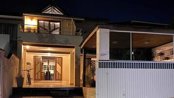 Fachada do alojamento (tarde/noite)