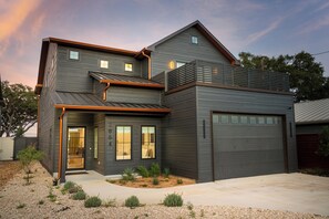 Luxury Living in Canyon Lake - POOL, Fire Pits, Swings, Disc Golf, Game ...