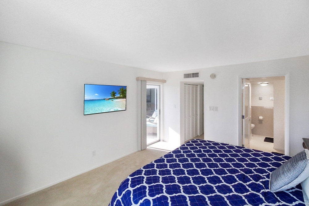 Relaxing 3rd floor Longboat Key condo with pool views - Beachbound ...