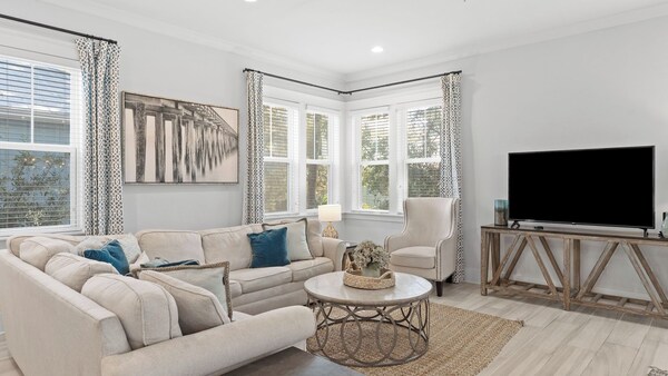 Golf Cart + Resort-style Pool & Quick Access To 30a Beaches Wind & Sea By Avantstay - Seaside, FL